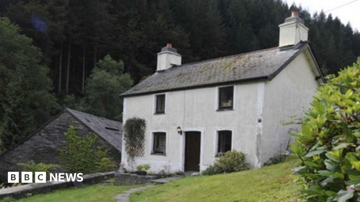 April Jones: Call to demolish Mark Bridger's rented cottage - BBC News