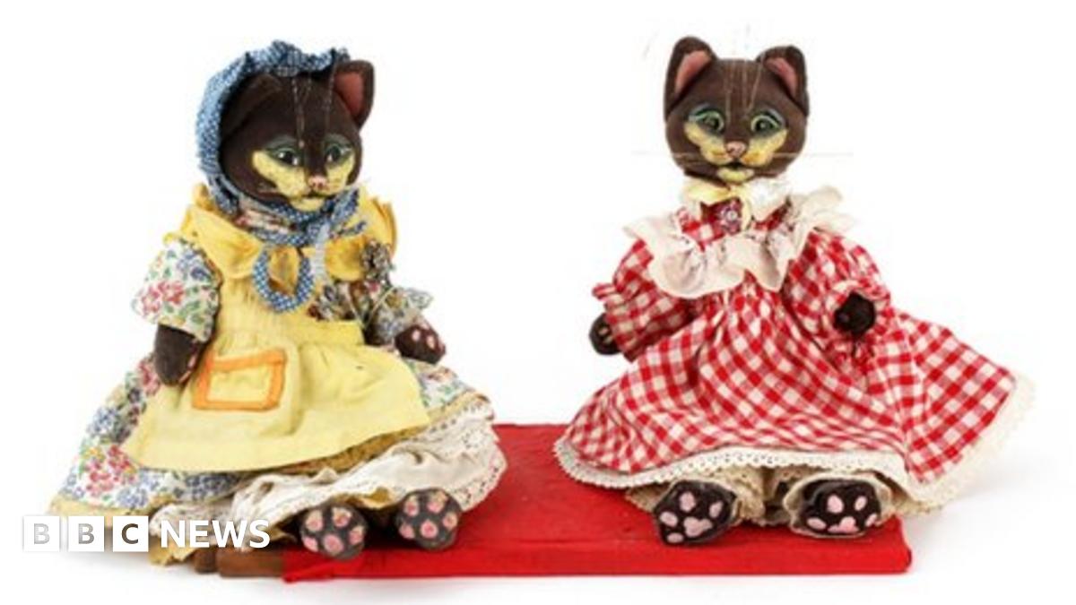 Prudence Kitten puppet sells for £2k at auction - BBC News
