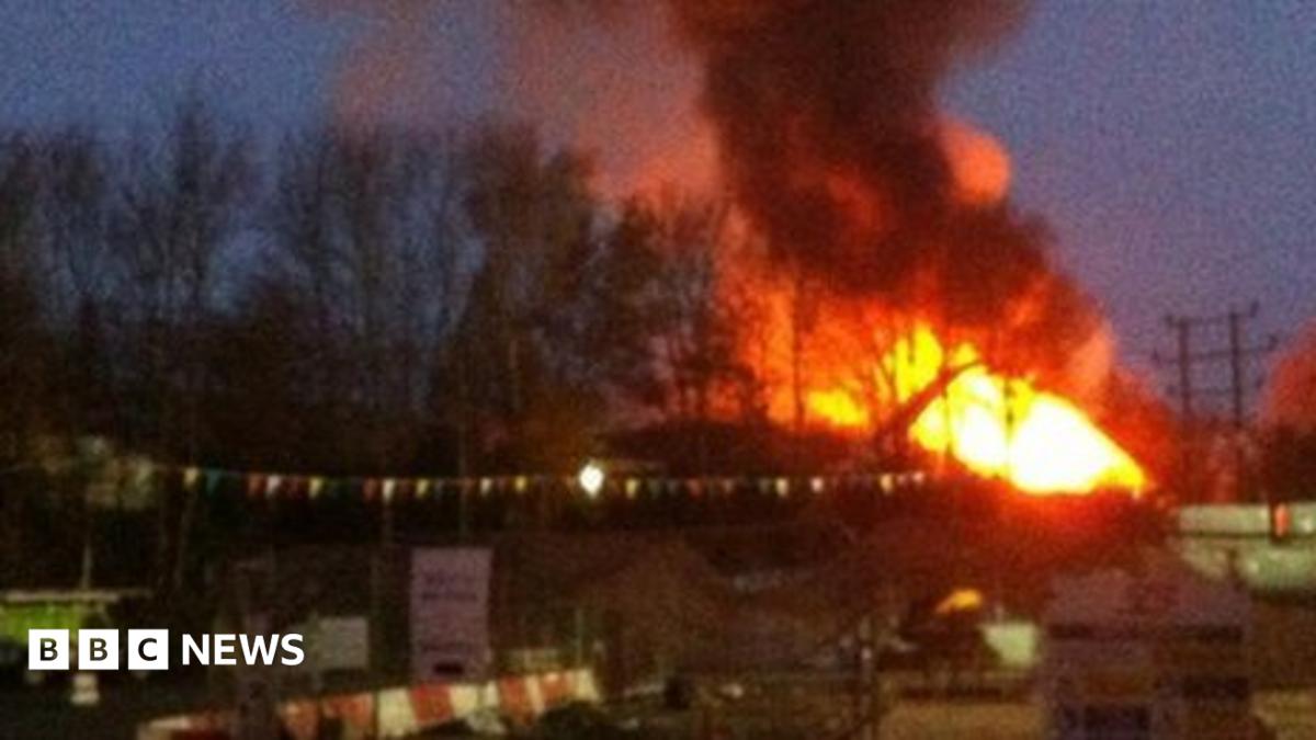 Swindon Skips fire: Crews leave scene as blaze continues - BBC News
