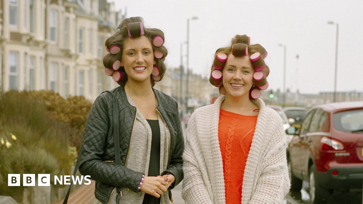 Crossing Paths: A portrait journey around the UK - BBC News