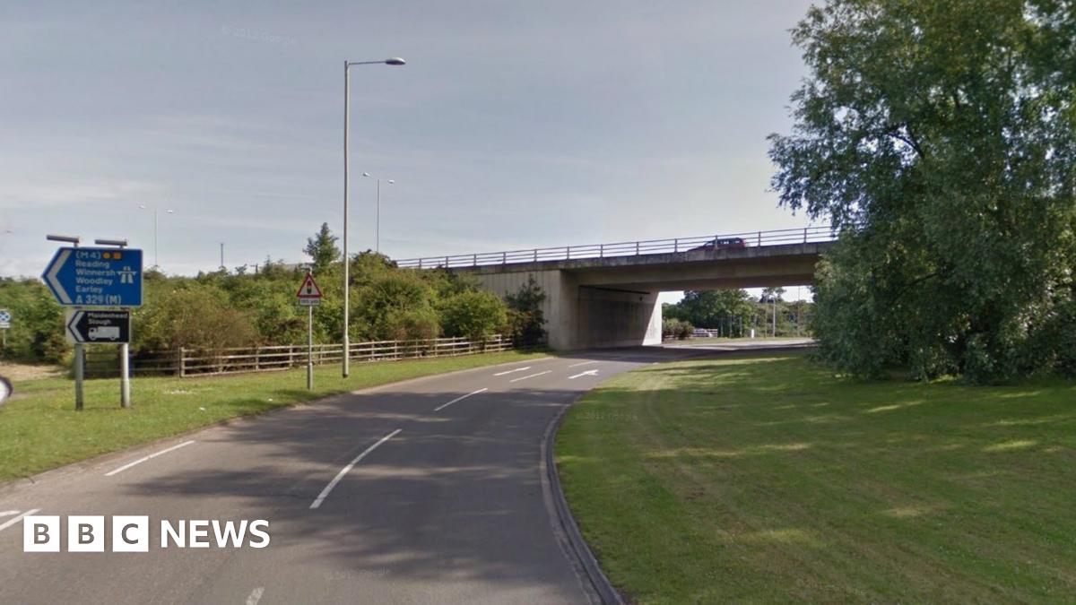 Wokingham A329M street lights 'at risk of collapse' - BBC News