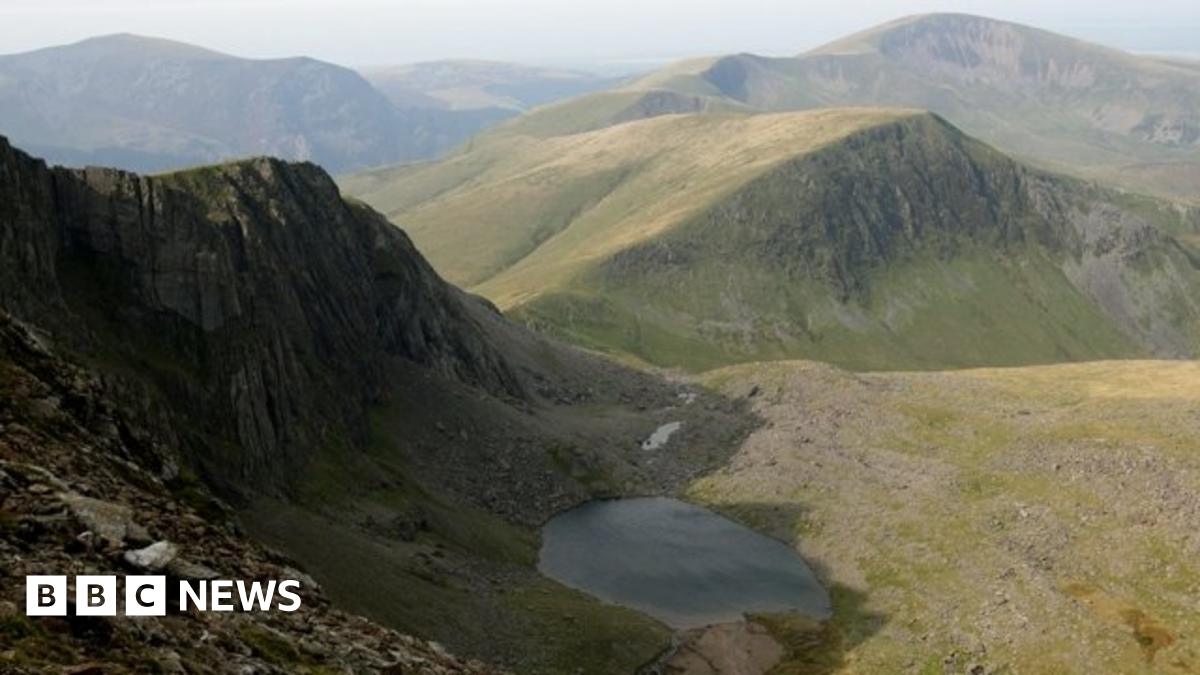 Snowdon rescue: Man and woman saved after falling - BBC News