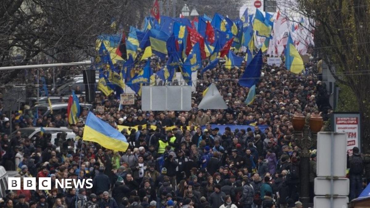 Ukraine protests: Thousands march through capital - BBC News