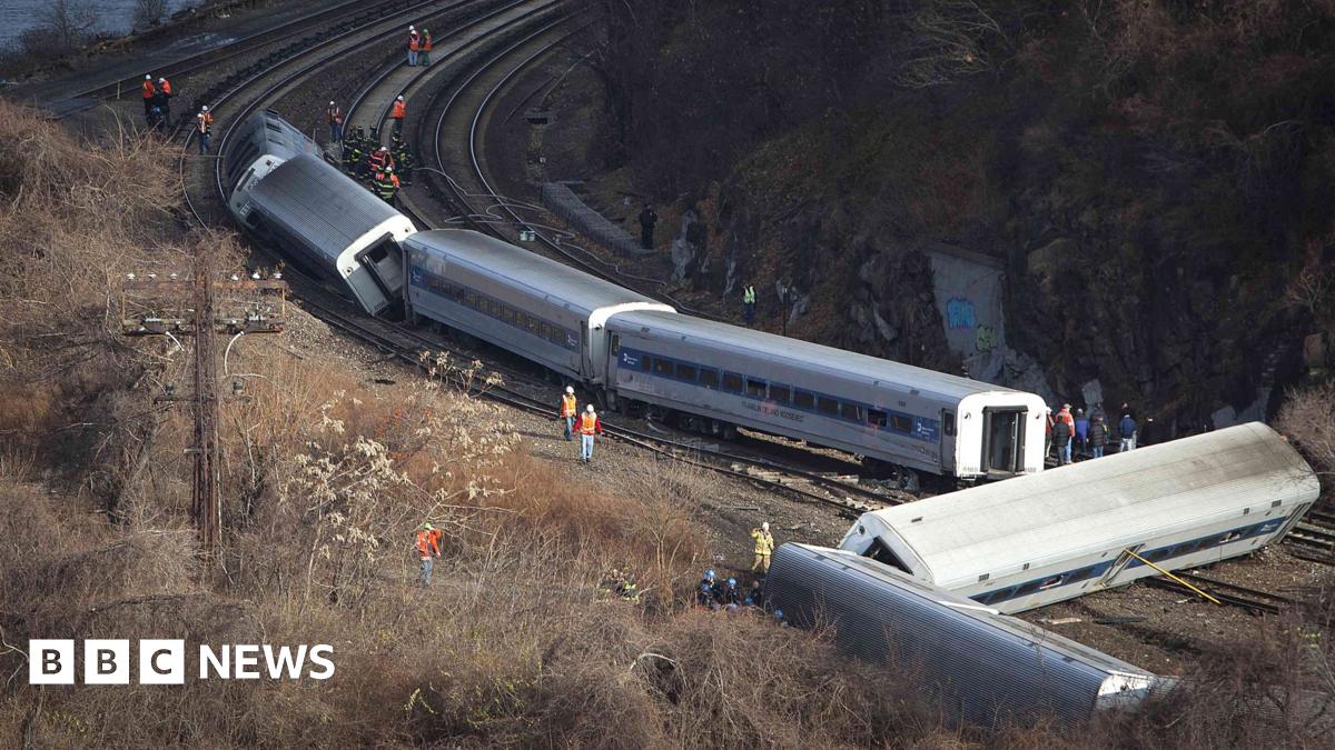 New York train crash: Probe into crash cause begins - BBC News