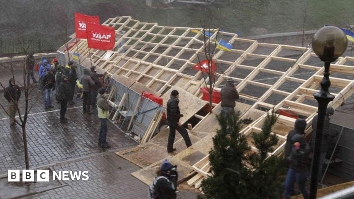 Ukraine unrest: Protesters blockade government sites - BBC News
