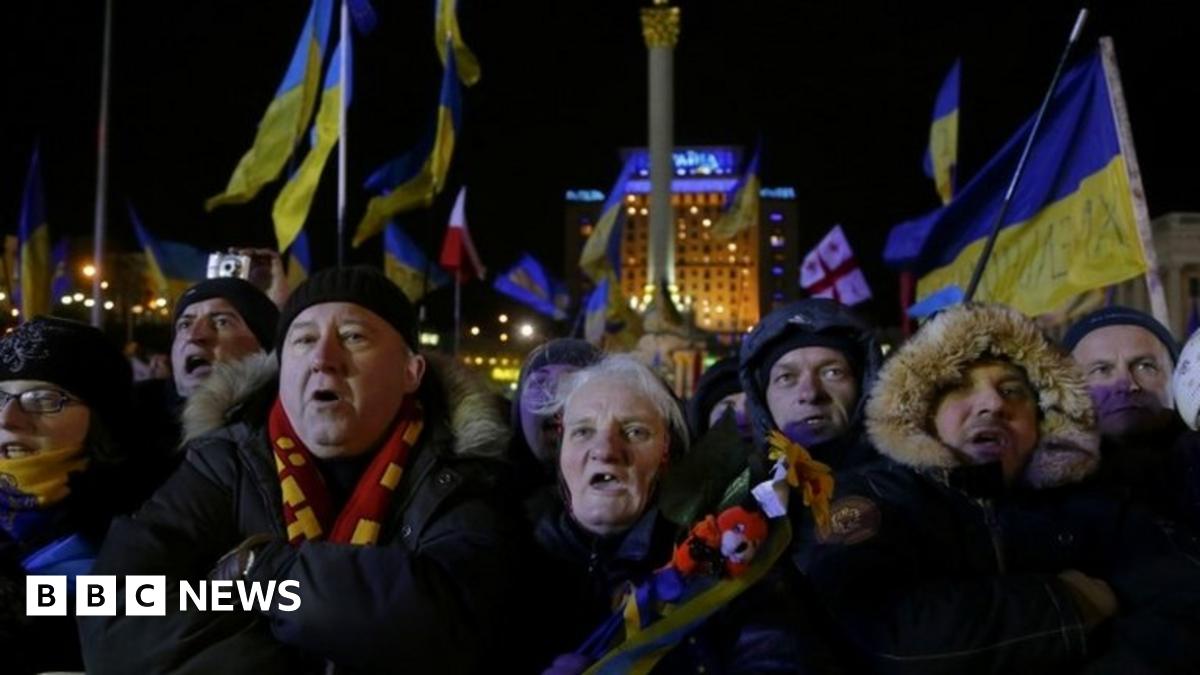 In pictures: Kiev protesters stand their ground - BBC News