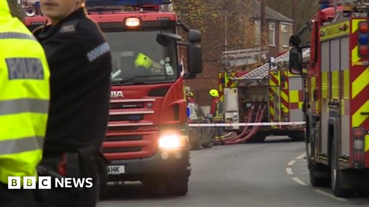 Bulwell factory fire: Roads closed and homes evacuated - BBC News