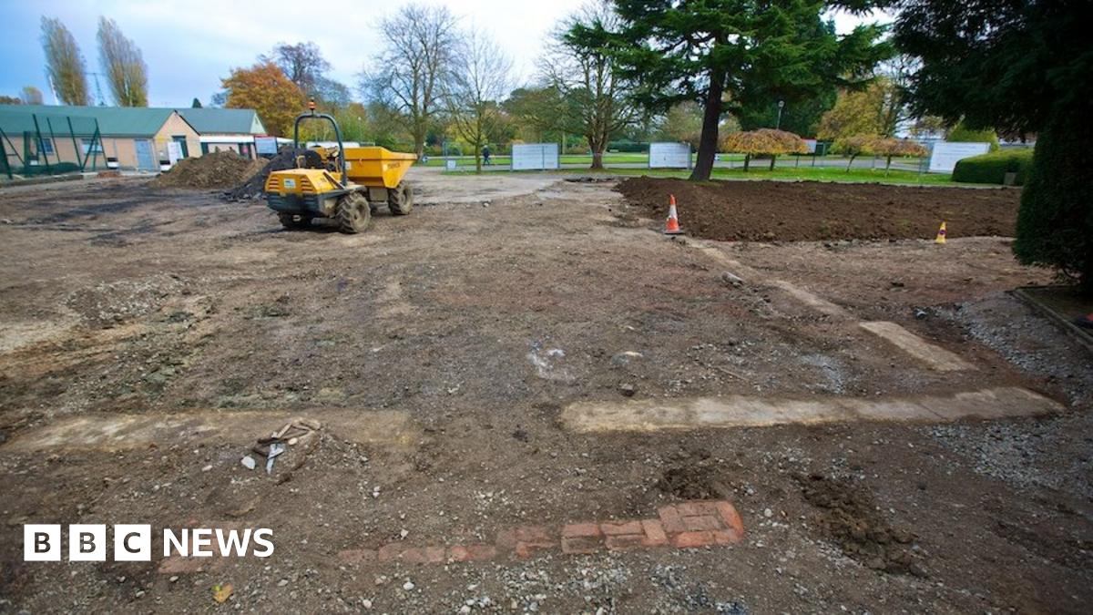 Bletchley Park discovers remains of two wartime huts - BBC News