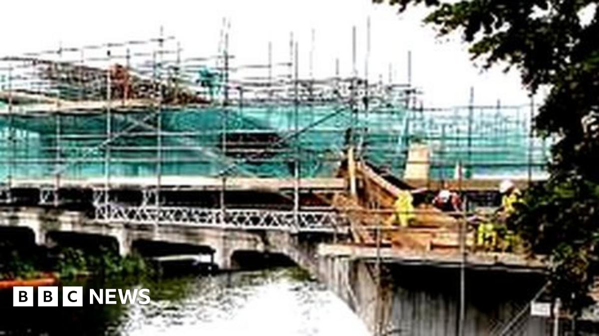 Evesham bridge delay 'disappointing and unacceptable' - BBC News