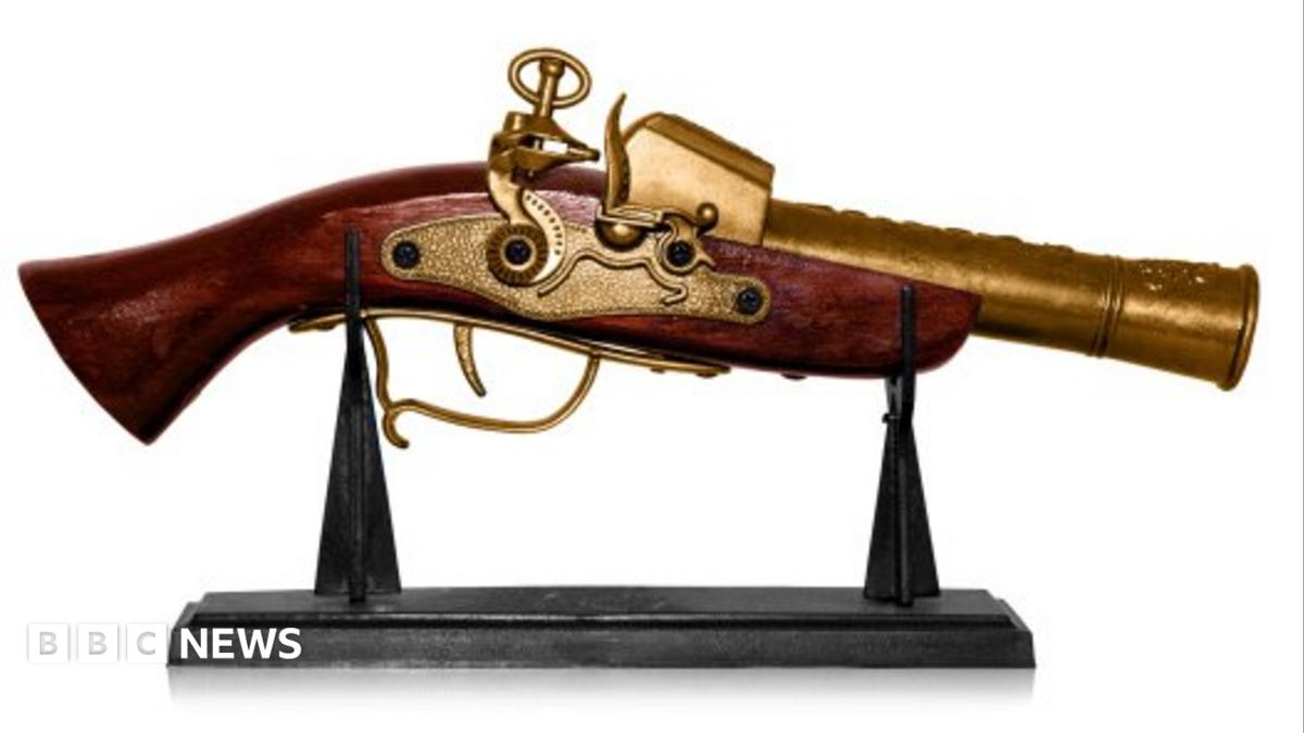 #BBCtrending: Russian MPs in 'golden gun' fight - BBC News