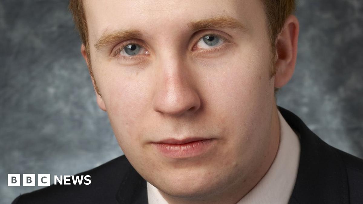 Alex MacLeod admits election expenses fraud charges - BBC News