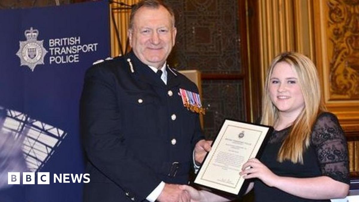 Emily McLeod honoured for helping Glasgow attack victim - BBC News