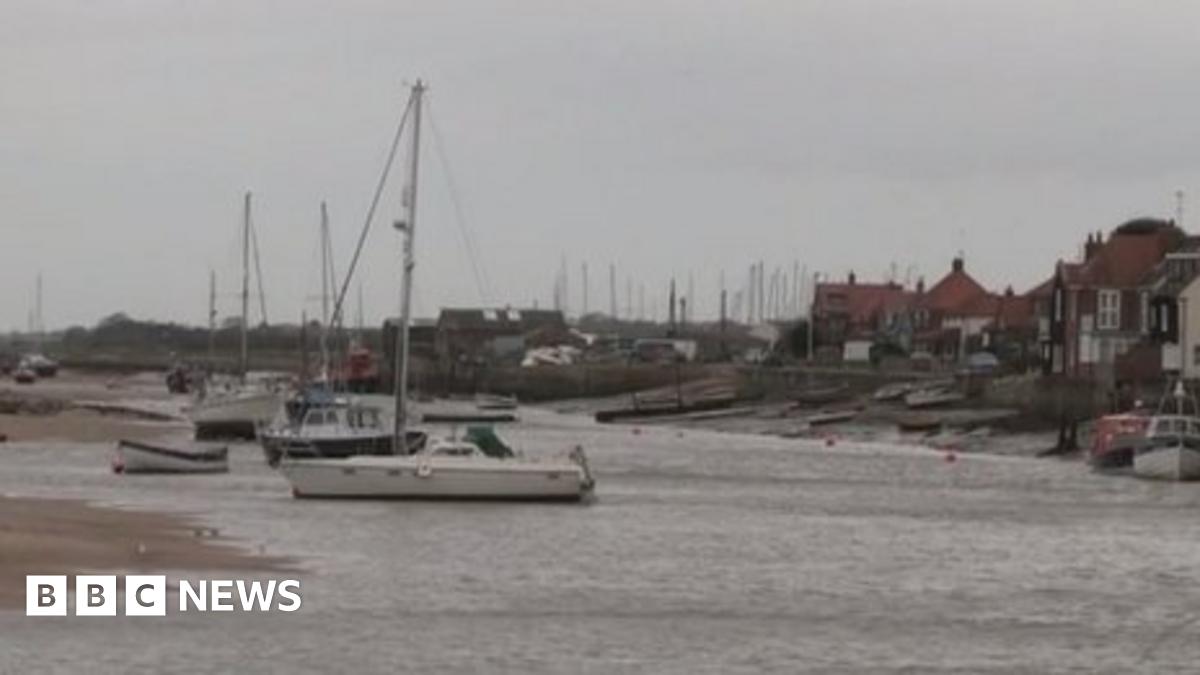 Norfolk storms: Thousands of homes evacuated - BBC News