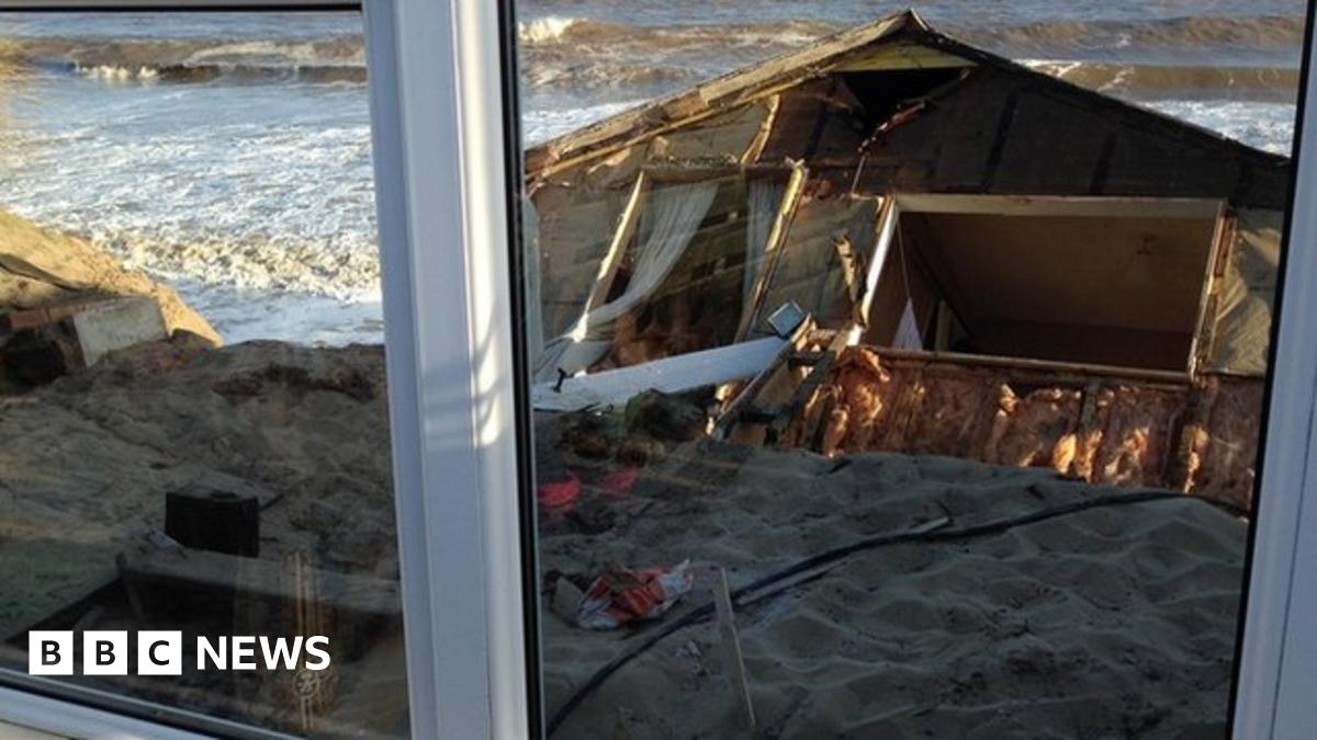 In pictures: Norfolk tidal floods - BBC News