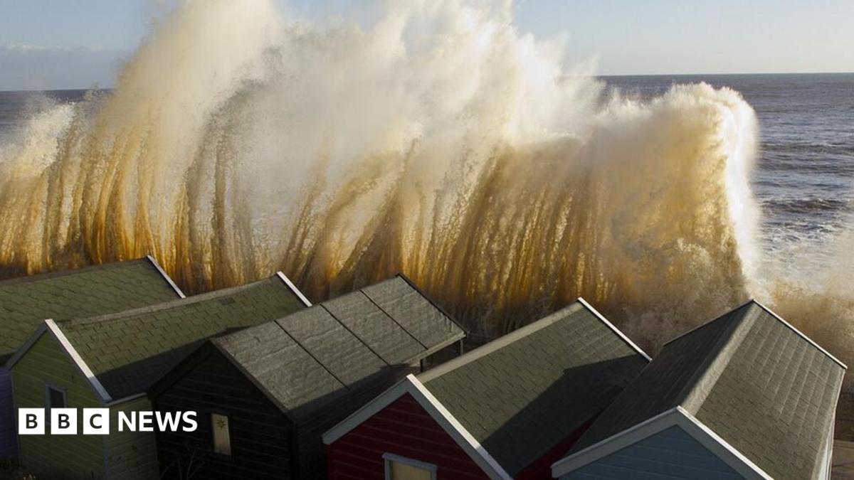 Suffolk floods: Tidal surge 'worse than 1953' - BBC News