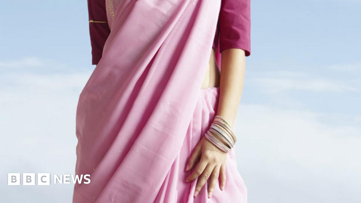 How I learned to wear a sari, and enjoy it - BBC News