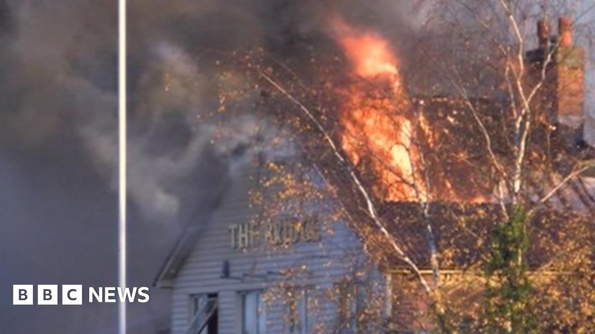 Gamston pub The Bridge evacuated as fire breaks out - BBC News