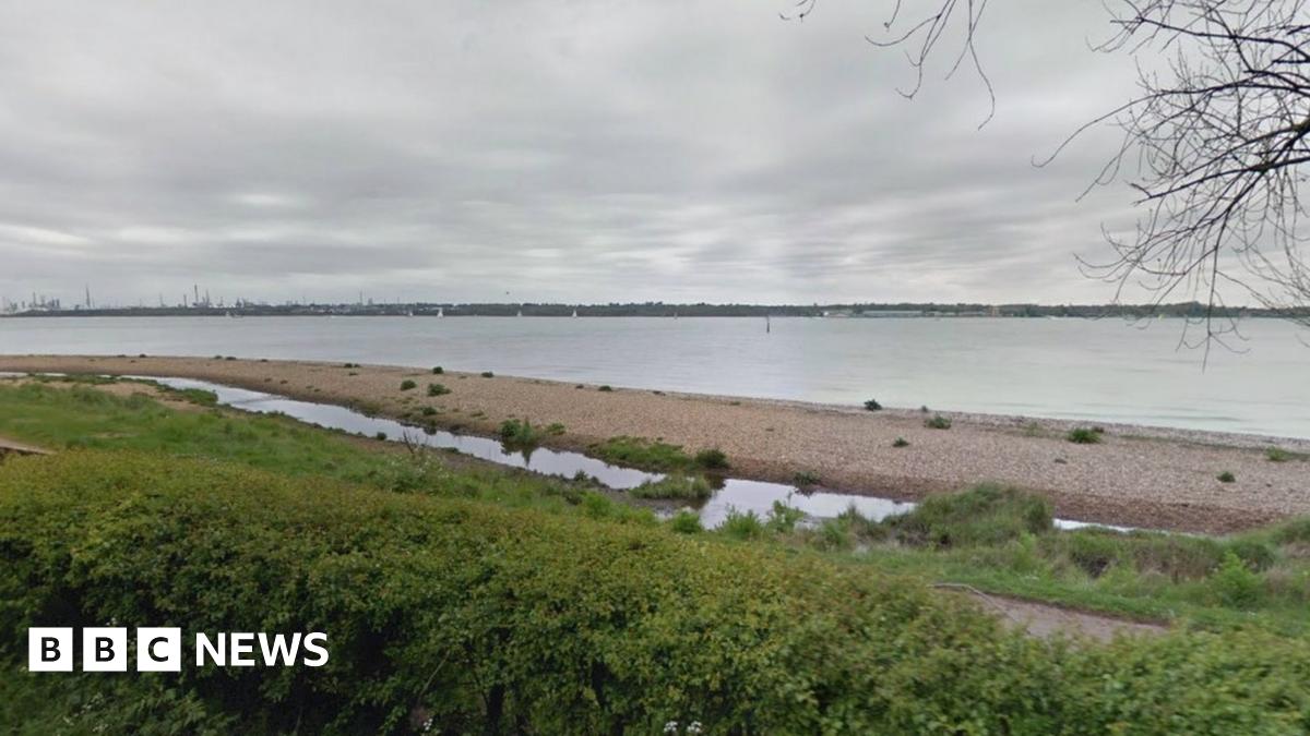 Body parts found washed up on Southampton shore - BBC News