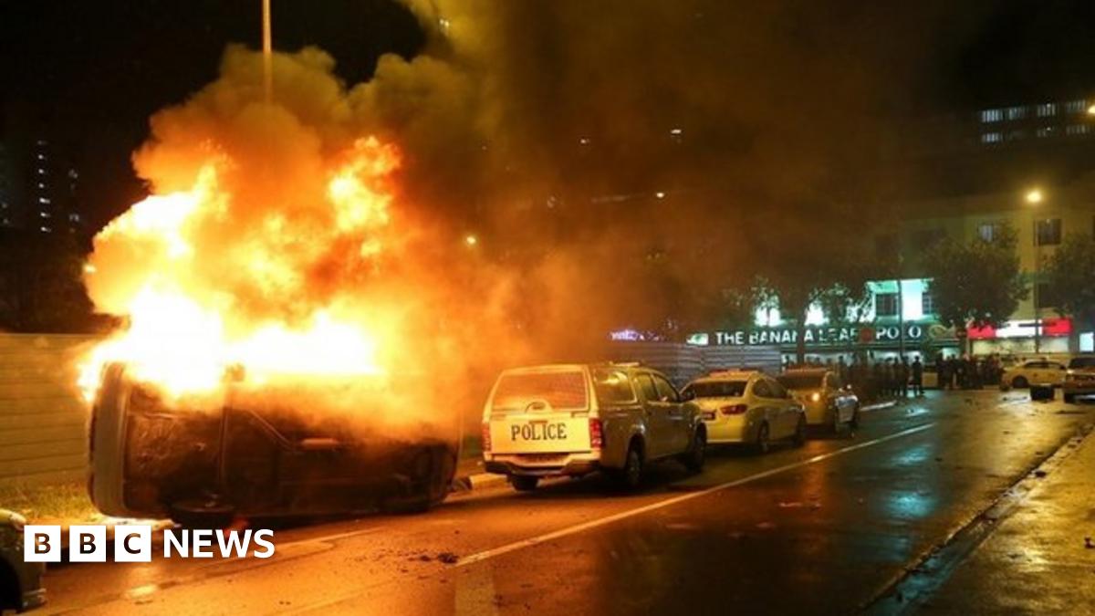 Singapore bus death triggers riot - BBC News