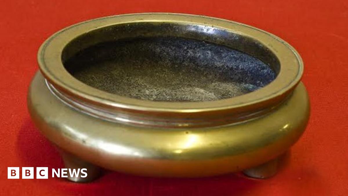 Chinese antique found in Hawick garage nets £16,000 - BBC News