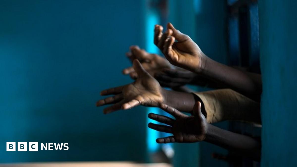 Day in pictures: 9 December 2013 - BBC News