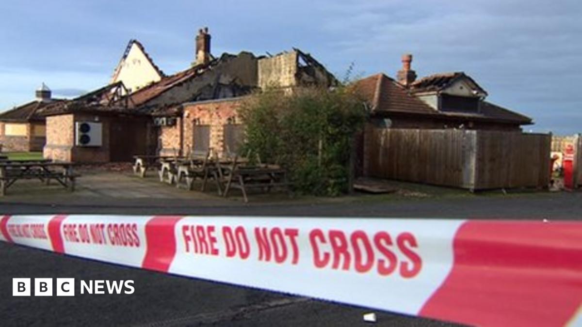 Gamston pub fire: Inspection hampered by smouldering roof - BBC News