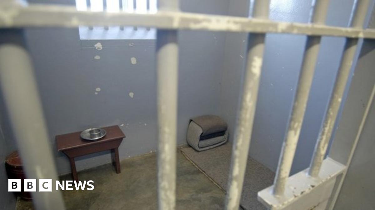 Mandela death: How he survived 27 years in prison - BBC News