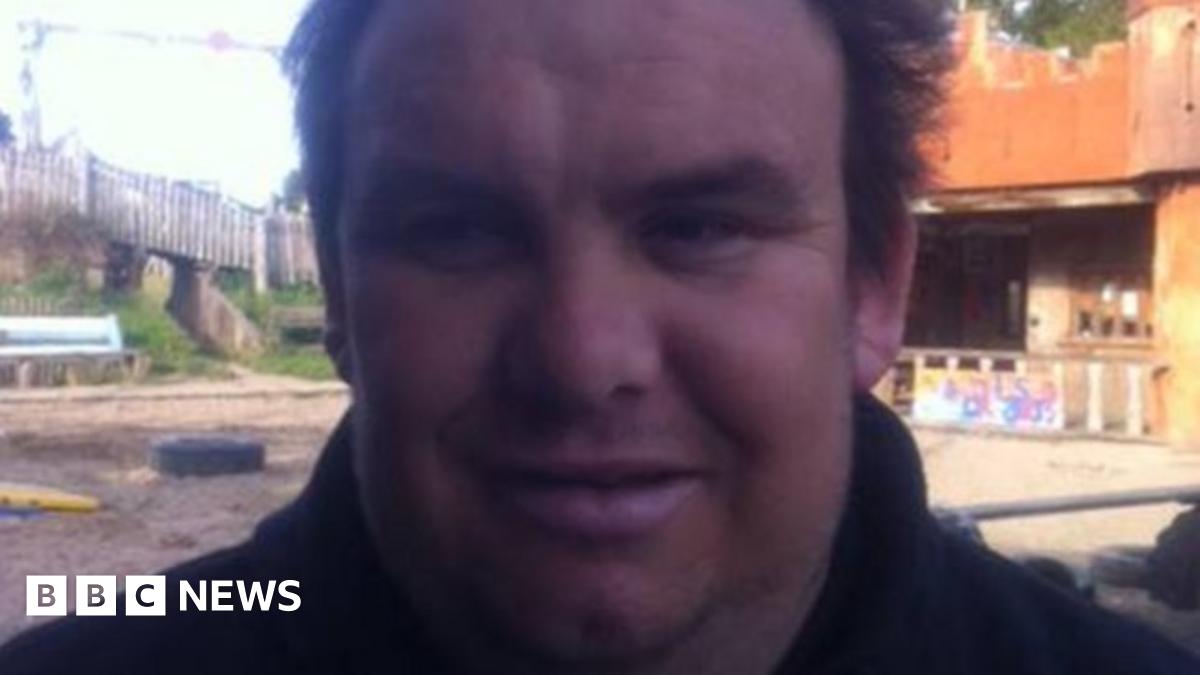 Tributes to The Venture's Darren Roberts after sudden death - BBC News