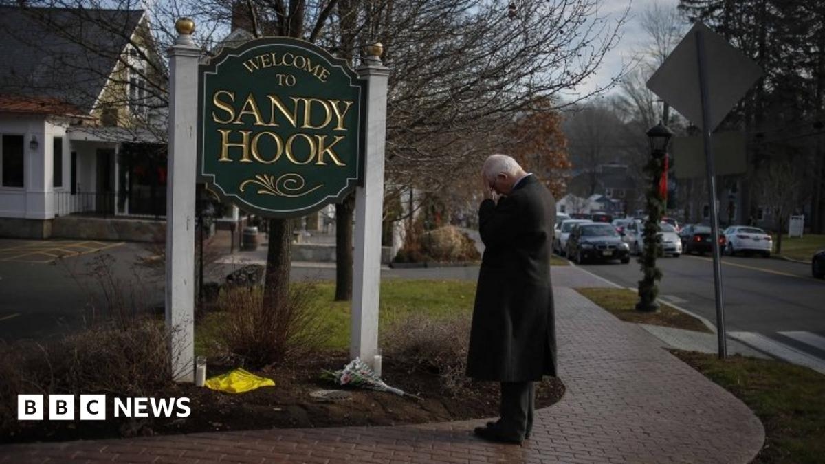 Mardell: Newtown remembers the lost - BBC News
