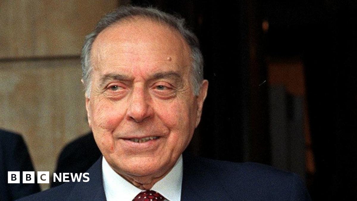 Azerbaijan: Flash mob forms president's signature - BBC News