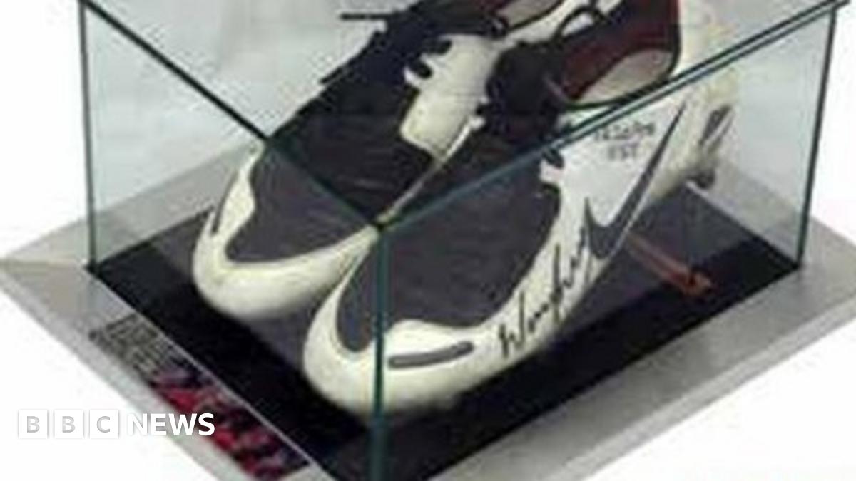 Rooney and Ali items sold in Tommy Scragg auction - BBC News