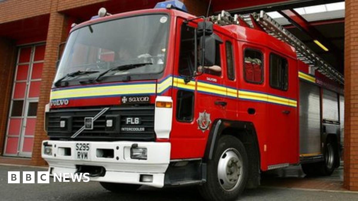 Chelmsford pensioners saved from Humber Road house fire - BBC News