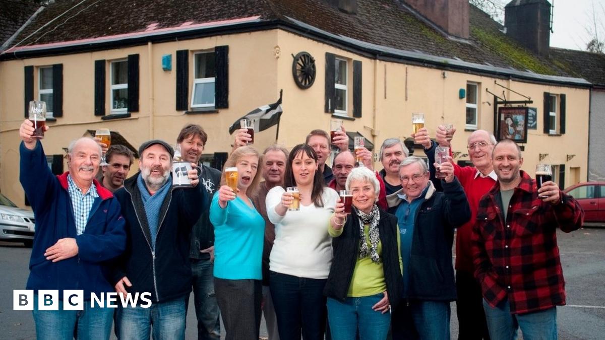 Polbathic locals offer shares to save pub - BBC News
