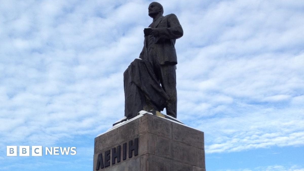 Luhansk: The Ukrainian city where Lenin still stands - BBC News