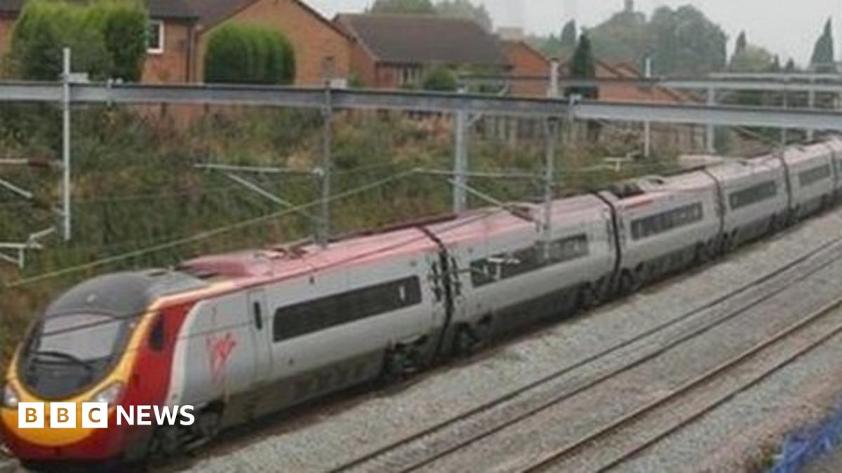 Late-night Virgin train passengers 'can't get off' at Nuneaton - BBC News