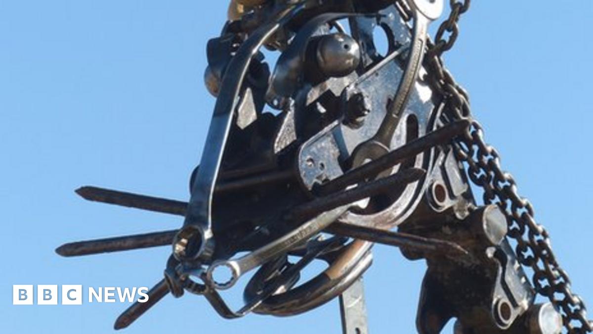 Desert Rats sculpture created from scrapped army vehicles - BBC News