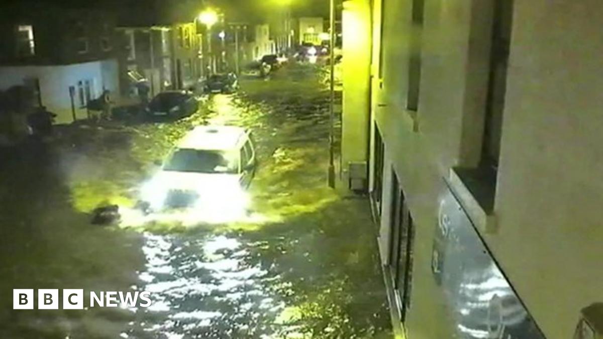 Boston flooding: Two warnings ahead of high tide - BBC News