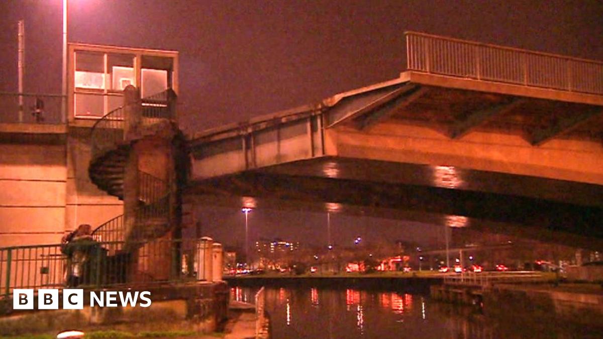 Bristol Plimsoll swing bridge repair tests are carried out - BBC News