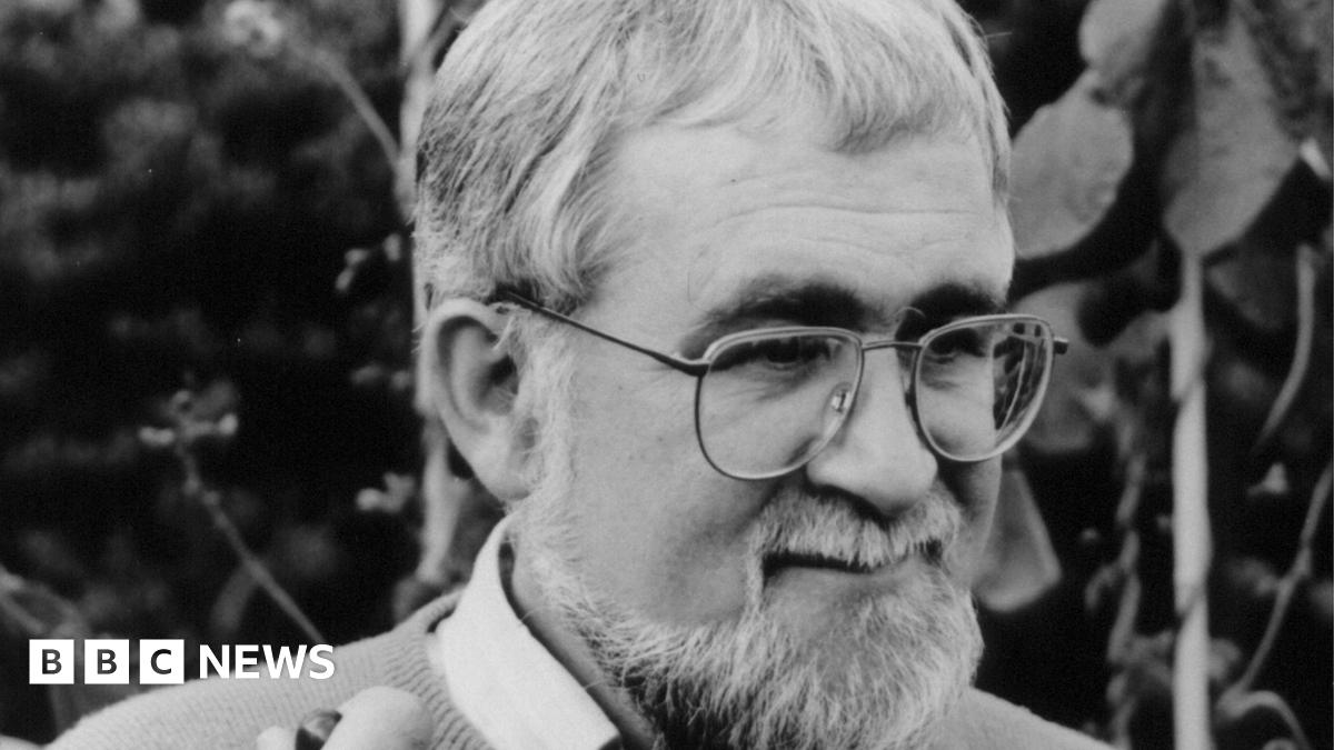 Scottish poet Douglas Dunn wins Queen's medal - BBC News