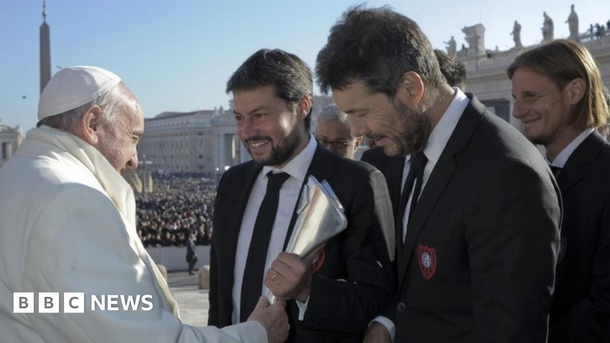 Pope meets Argentine football champions San Lorenzo - BBC News