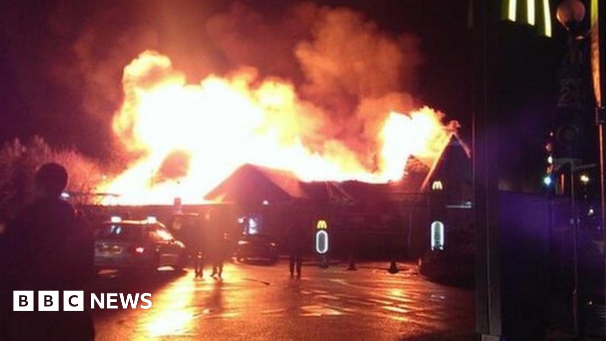 Red Hot Buffet in Northampton destroyed by fire - BBC News
