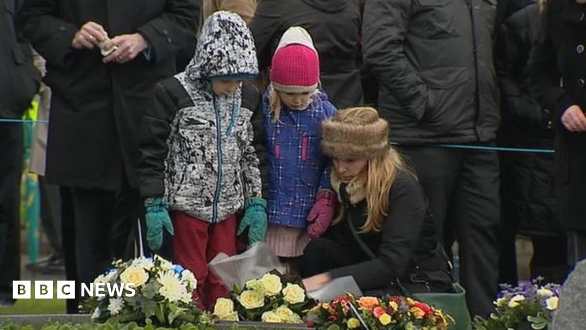 Lockerbie bombing: Investigation vow on anniversary - BBC News