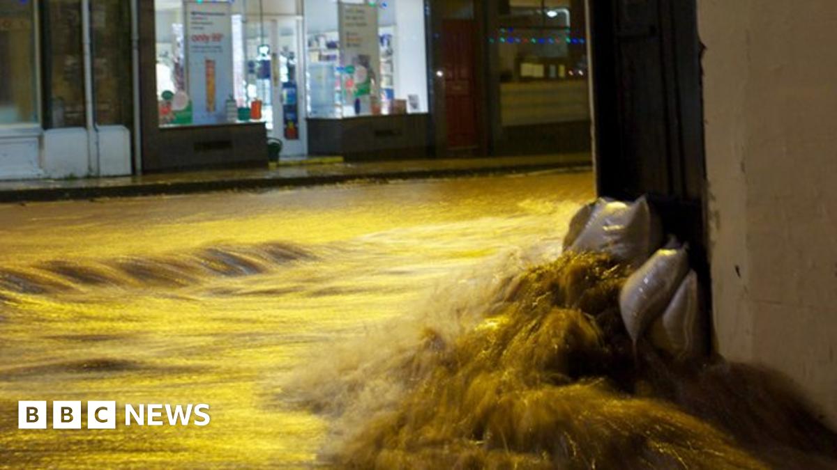 Scotland weather: Jedburgh hit by flash flooding - BBC News