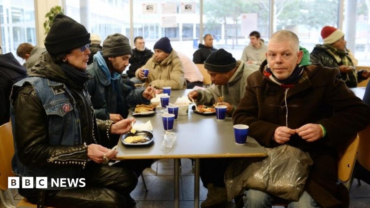 Thousands expected to visit Christmas homeless centres - BBC News