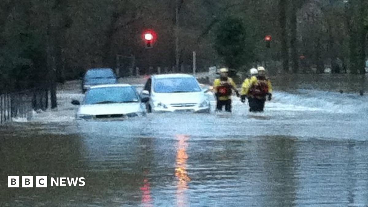 In pictures: South of England flooding - BBC News