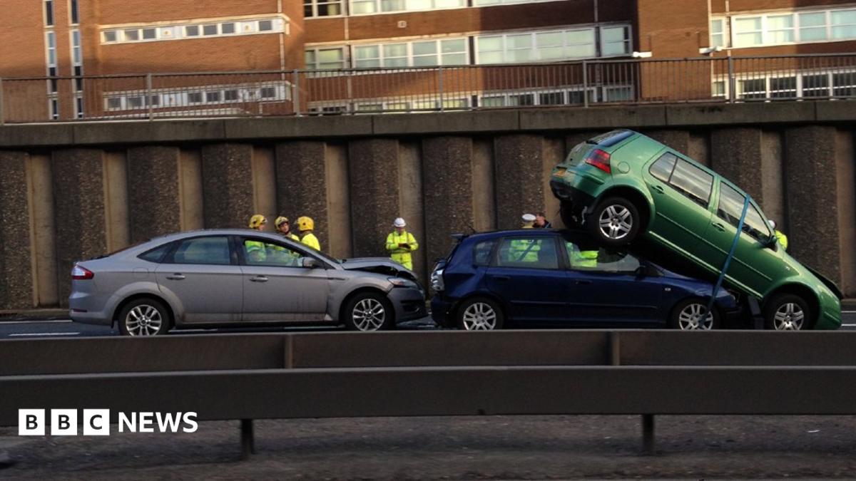 Three car crash on M8 causes tailbacks in Glasgow - BBC News
