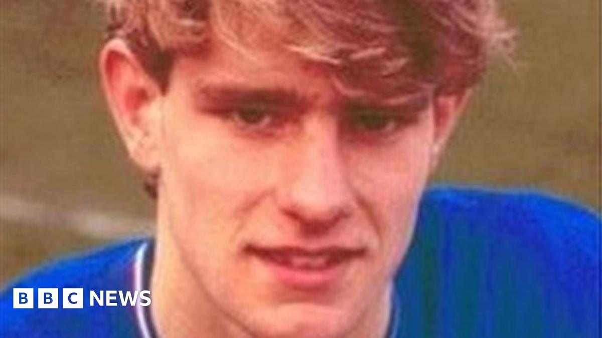 Former Liverpool and Oldham Athletic player Wayne Harrison dies - BBC News