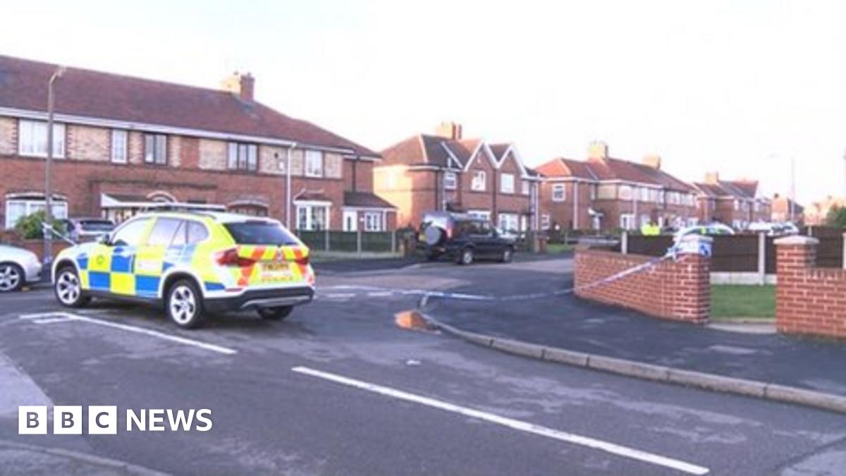 Man found dead and woman hurt in Nottinghamshire house - BBC News