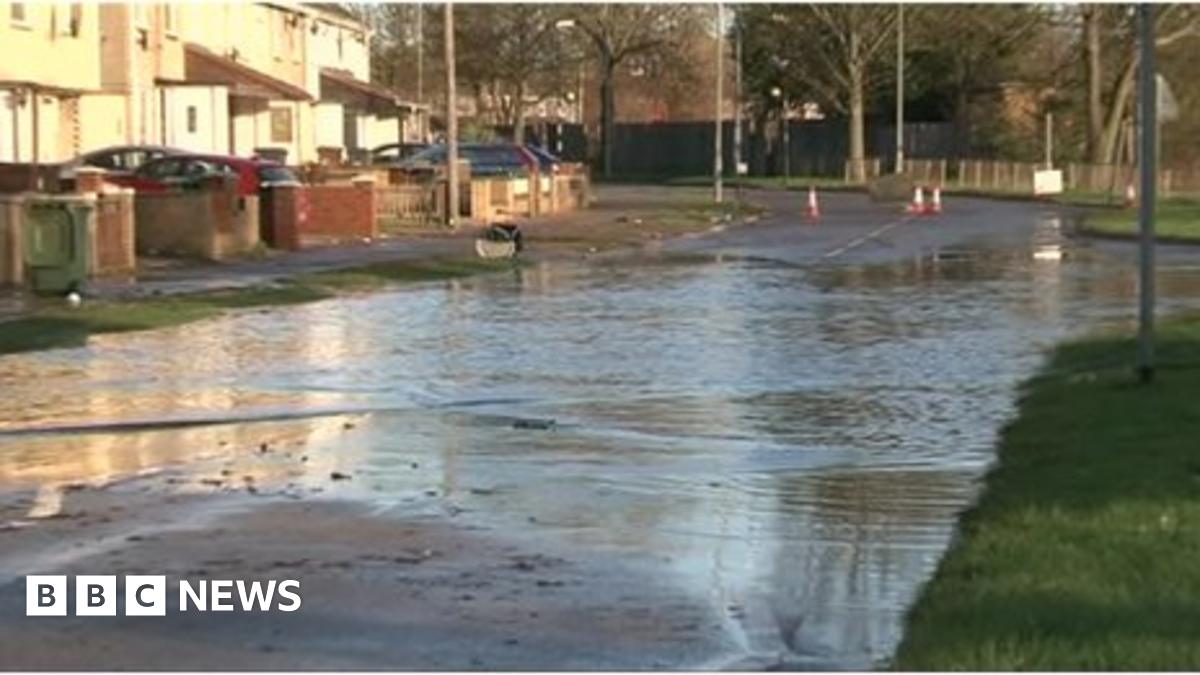 Flood hit Gainsborough Road in Corby enters fifth day of closure - BBC News