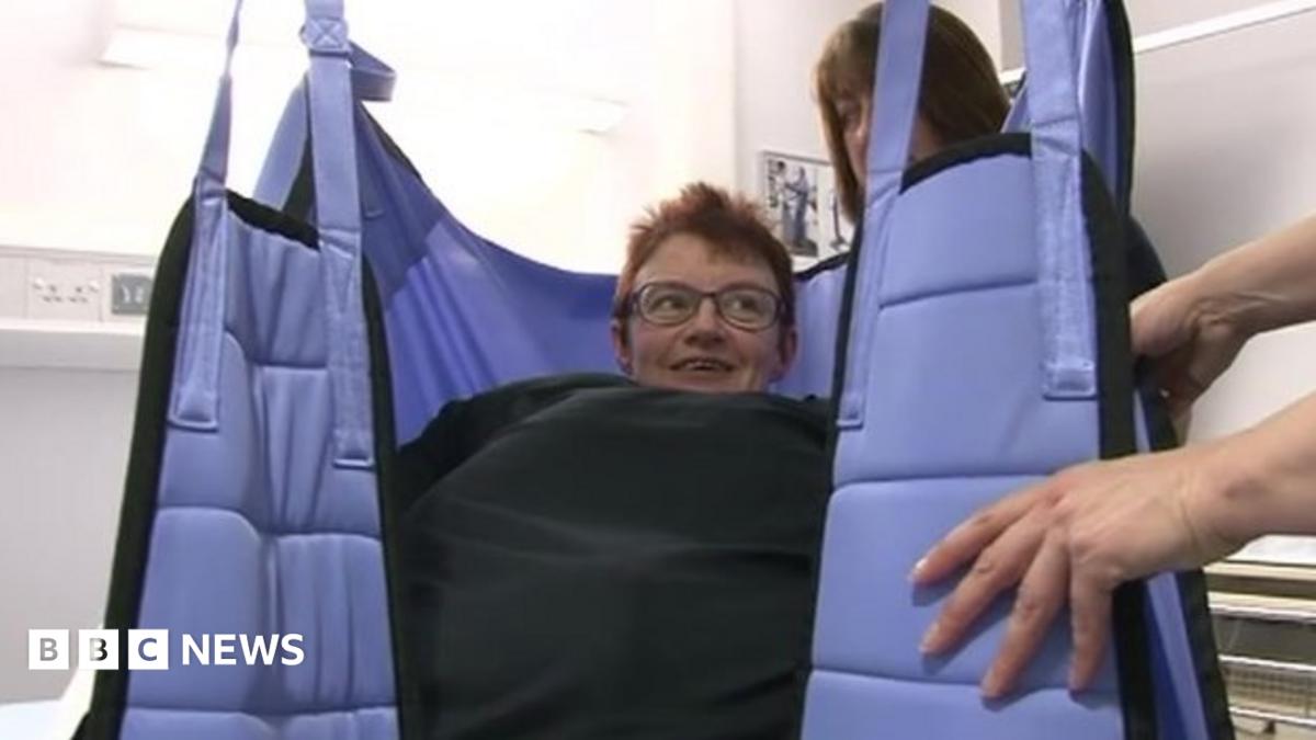 Peterborough hospital staff wear 'fat suits' - BBC News